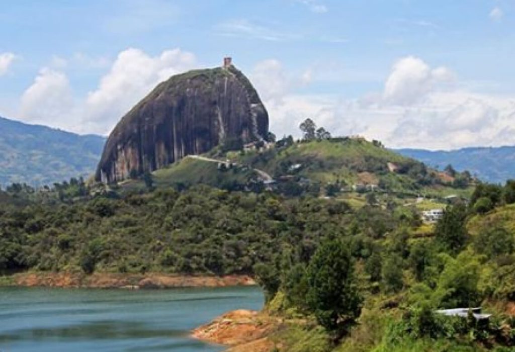 Guatapé y la Piedra del Peñol | Oralstudio